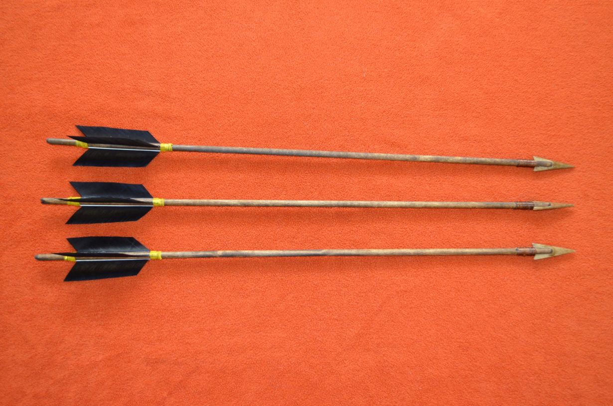 25 inch Arrow, Bone Tip, black Fletching