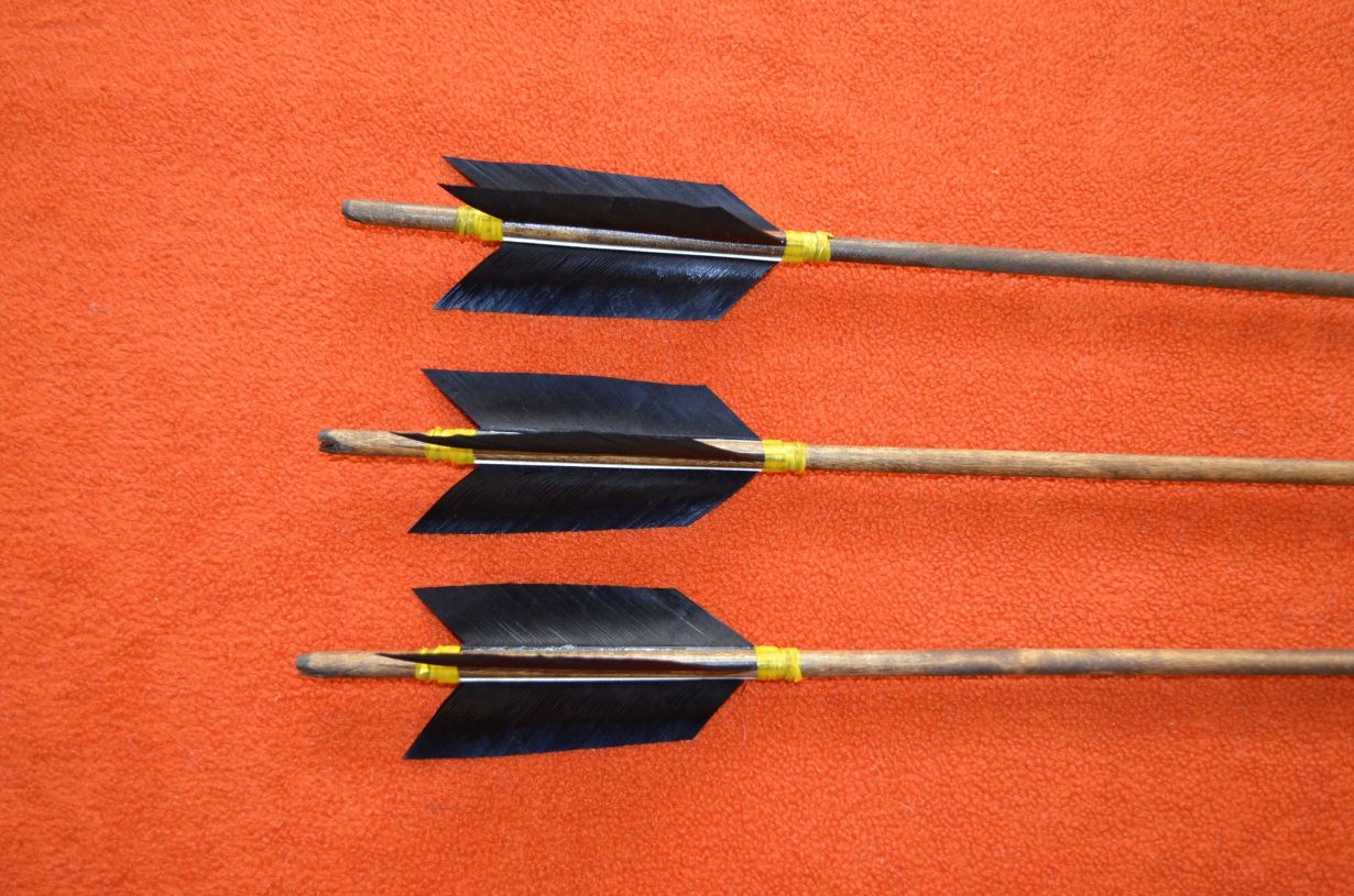 25 inch Arrow, Bone Tip, black Fletching