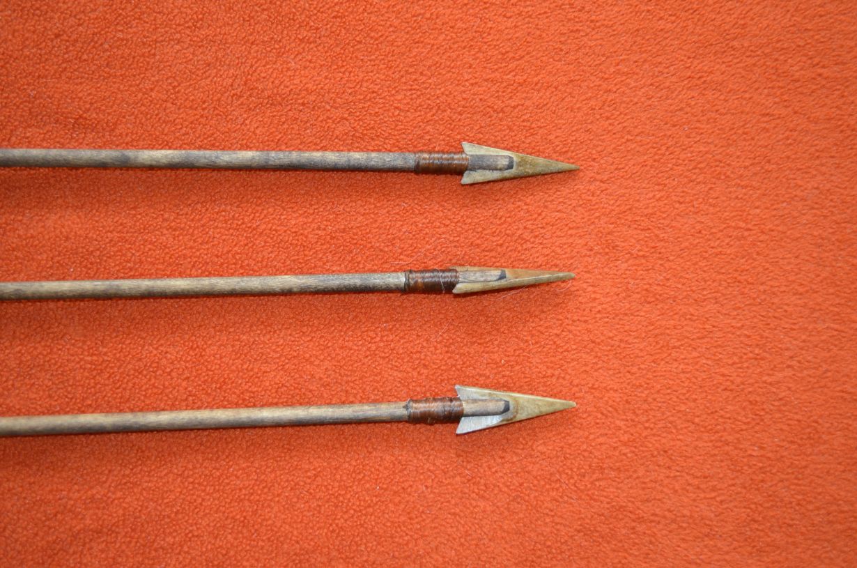 25 inch Arrow, Bone Tip, black Fletching