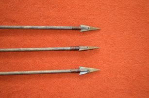 25 inch Arrow, Bone Tip, black Fletching