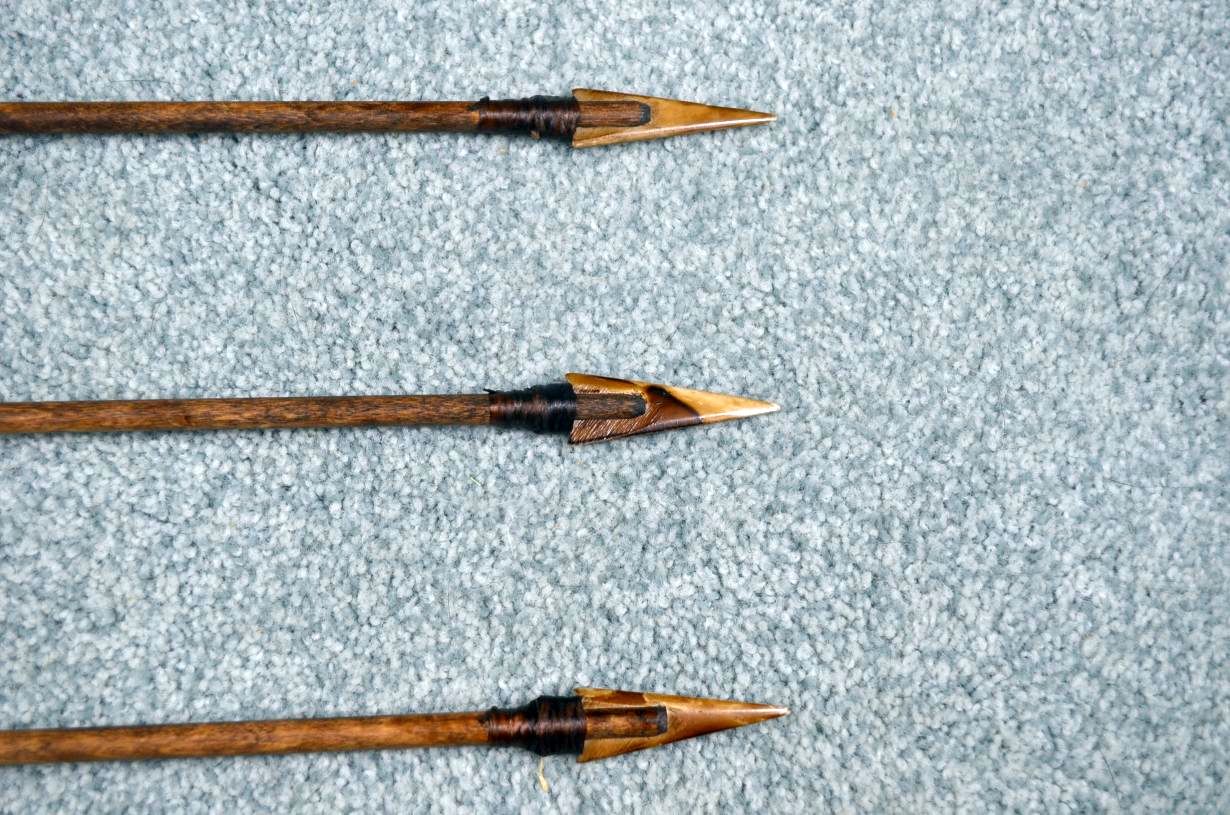 25 inch Arrow, Bone Tip, black Fletching